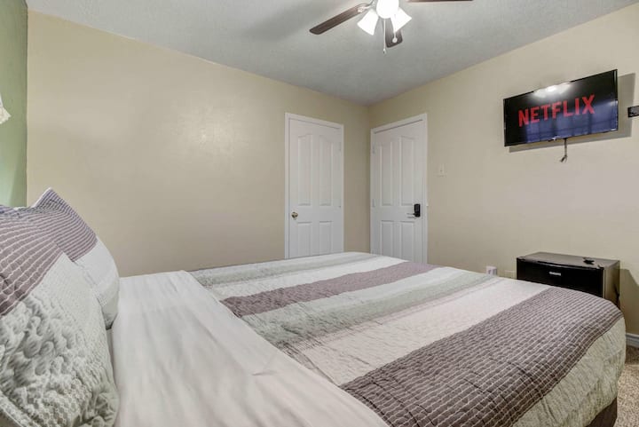 Monthly Discounts | Small Bedroom | Shared House - Port Arthur, TX