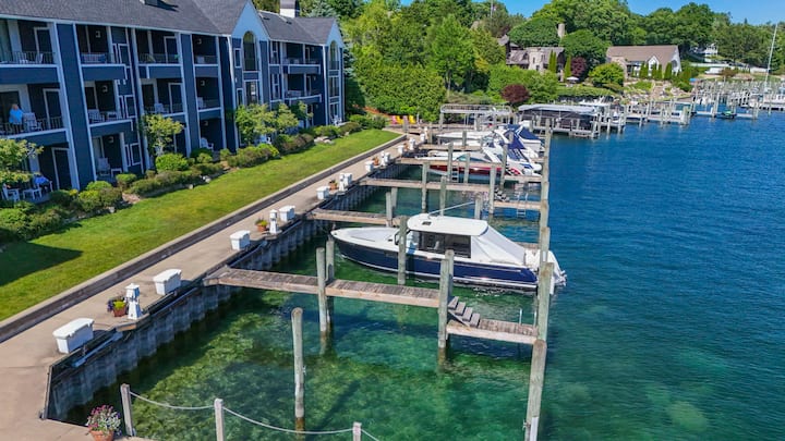 109 Edgewater Inn - Charlevoix, MI