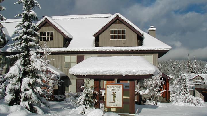 Alpine Retreat W/ Hot Tub Access & Patio - ウィスラー・ブラッコム