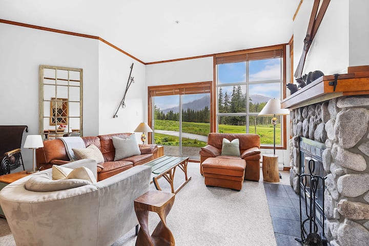 Serene Fairway Townhouse W/ Hot Tub - Whistler