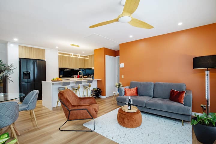 Fully Renovated Top Floor Burleigh Koala Park Apt - Coolangatta
