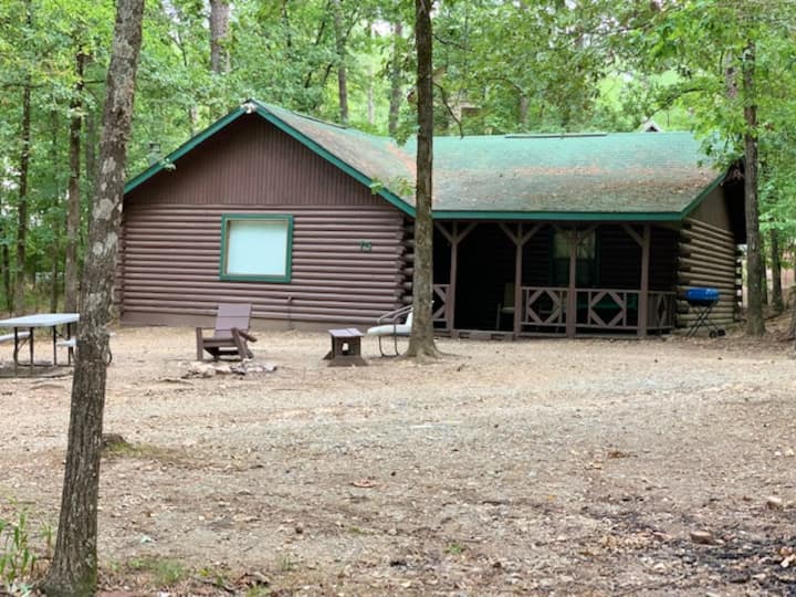 Sweet Pea Place | Sleeps 4 | Fireplace, Fire Pit & Near Beavers Bend - Oklahoma