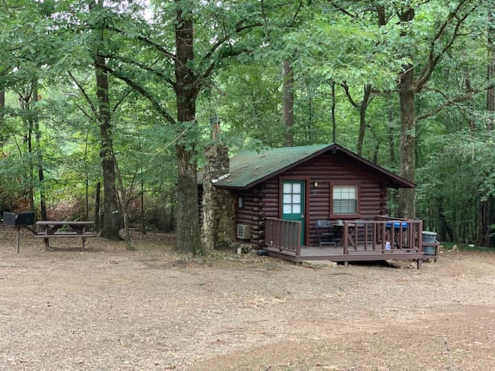 Honeysuckle Hideaway Cabin | Sleeps 8 | Cozy Log - Broken Bow, OK