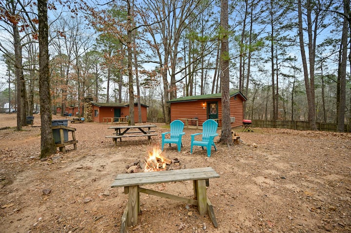 Sweet Pea Place | Sleeps 4 | Fireplace, Fire Pit & Near Beavers Bend - Oklahoma