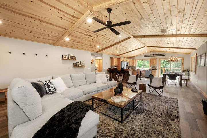 Chalet Cervo By Destination Big Bear : Single Story Log Style! Hot Tub! Nestled Between The Village, The Lake, And Snow Summit! - Big Bear Lake, CA