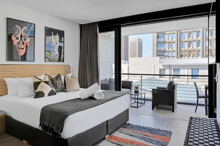 Elegant Chic Studio + Tropical Pool, Gym & Balcony - Cape Town