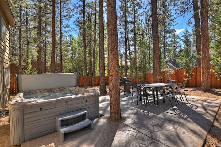 Blue Jay Chalet: Fox Farm! Hot Tub! Pet Friendly! - Big Bear Lake, CA