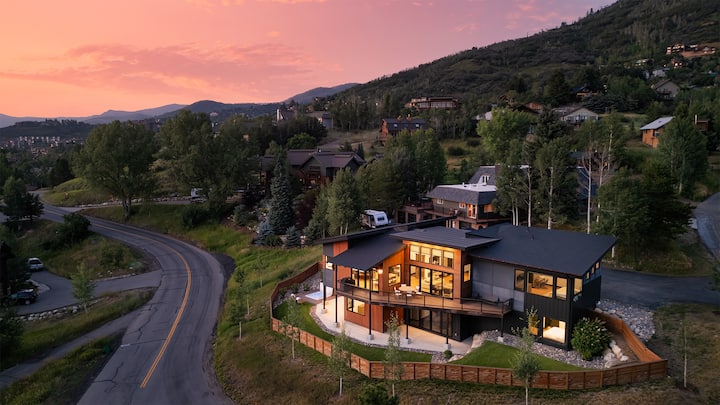Hot Tub + Close To Skiing  Cazador Lodge - Steamboat Springs, CO