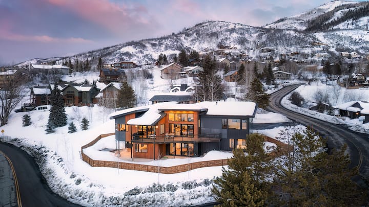 Hot Tub + Close To Skiing  Cazador Lodge - Steamboat Springs, CO