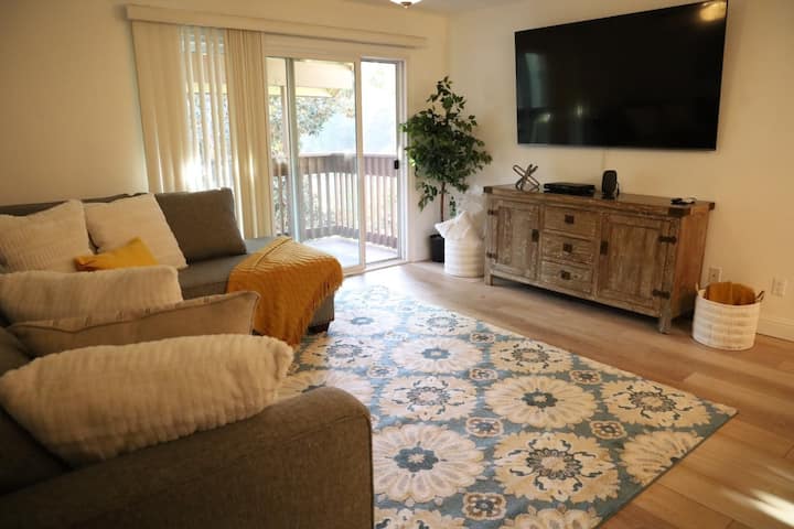 Fresno's Melrose Place - Close To Crmc Fresno - Fresno, CA