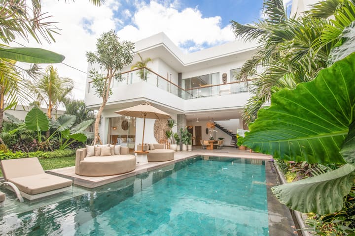 Seaside Luxury: 4br Villa, 400m To Finns, Canggu - Seminyak