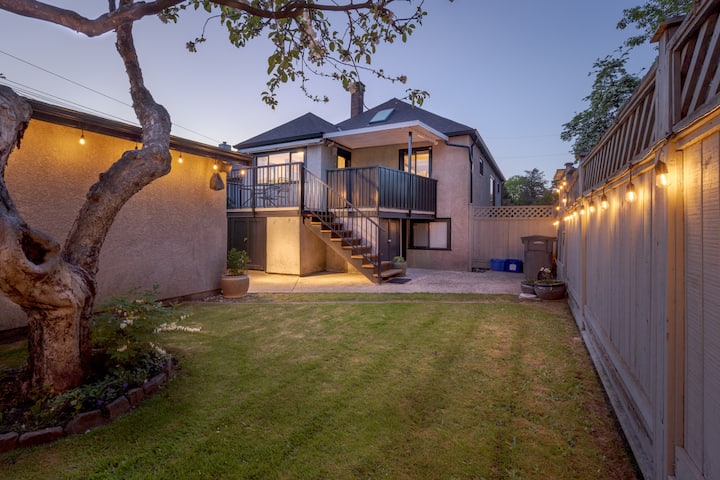 Lovely 2 Bedroom Kits Home - Walk To The Beach! - Vancouver