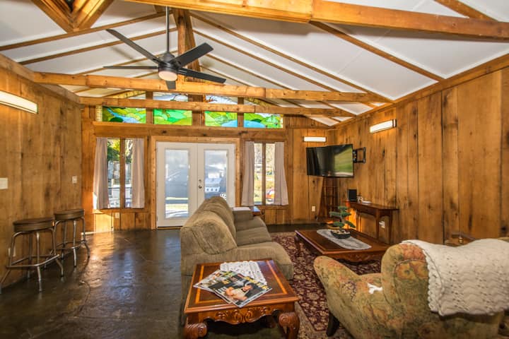 Artsy 2bdr Cottage W/ Free Tix | 5 Min To Main St - Mountain Home, NC