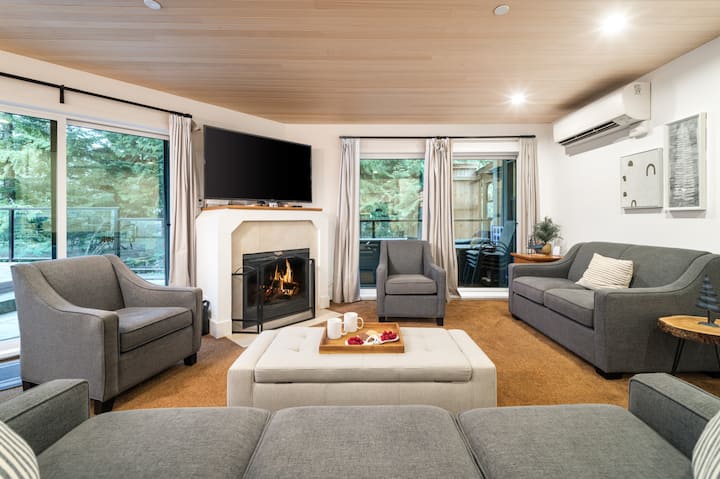 Spacious 2bdrm, New Xl Patio + Pool, Stunning View - Whistler