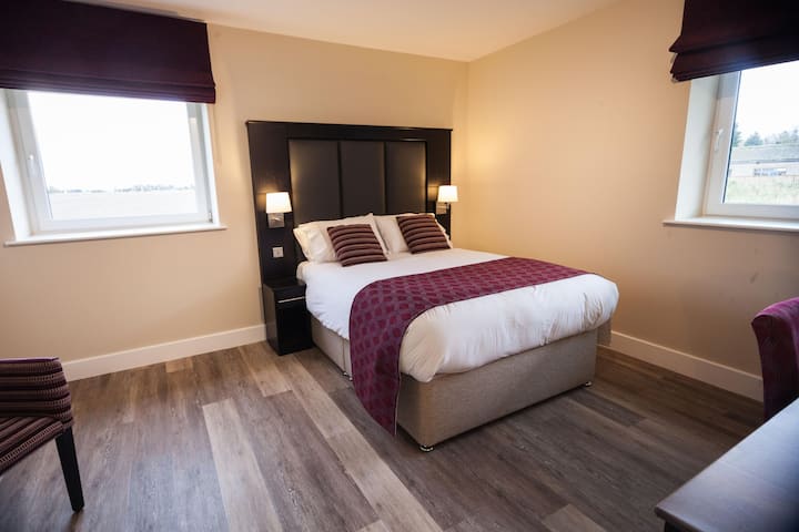 Spacious Executive Ensuite At Crown Lodge Hotel - Downham Market