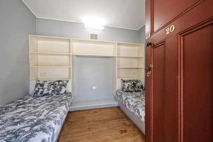 Heritage Hut - Twin - Bright