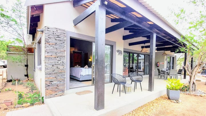 Premium Suite Buffalo With King Size Xl Bed And Outdoor Shower - Hoedspruit