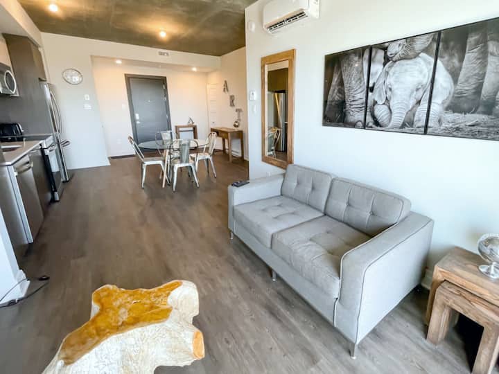 Luxe 1br With Skyline Views, Walk To Place Vertu - Dorval