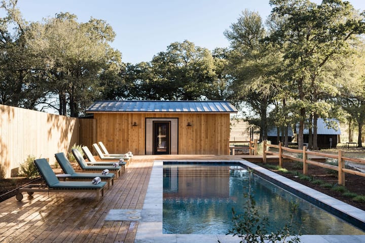 Epic Wellness Retreat Outside Austin | Sleeps 18 - Carousel, Giddings