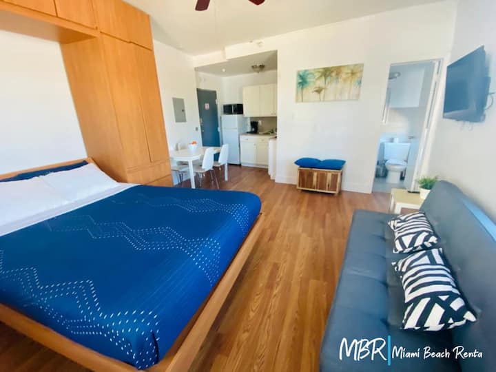 Lovely Studio 1 Block From The Beach With Pool - Miami Beach, FL