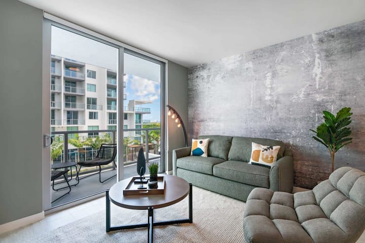 Bay & Pool Views! Urban-designed 1 Bdrm Condo - Miami, FL