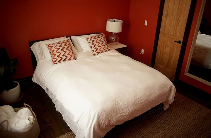 Bedroom In Beautiful Full B & B W/ Great Breakfast - New Orleans, LA