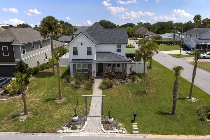 | Walk To Historic Downtown | Sleeps 8| Hot Tub| - St. Augustine, FL