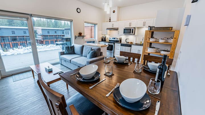 Niska's Den | Mackenzie Village - Revelstoke