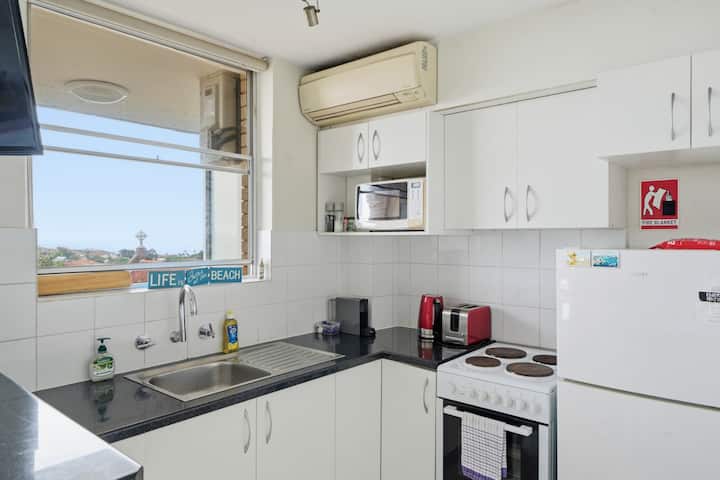Bondi Fairview: Coastal Panorama With Balcony - Sydney