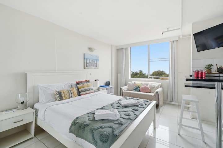 Bondi Fairview: Coastal Panorama With Balcony - Bondi Beach