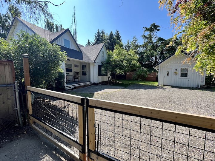 Urban Farmhouse; Remodeled, Fenced, Pet Friendly - 밴쿠버