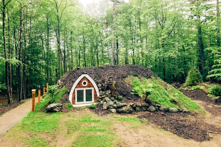 Luxury Year-round Hobbit House W/ Private Hot Tub - Sanford, ME