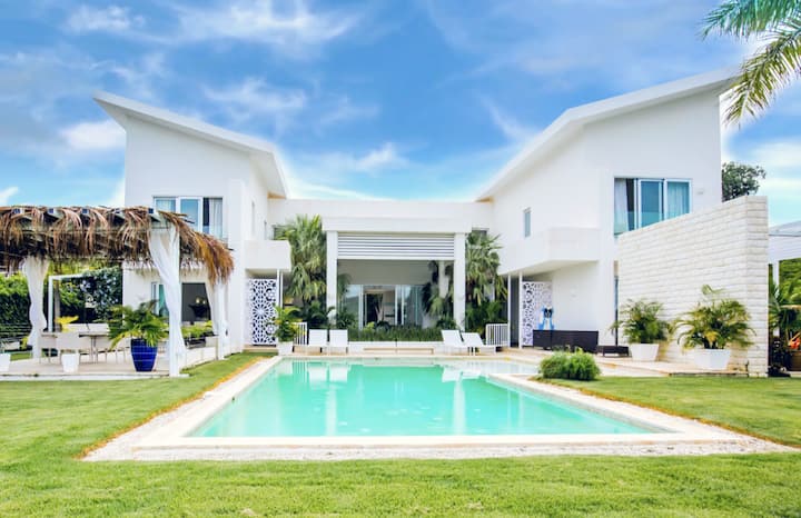 Hacienda 51: Lake/golf Villa W/ Staff & Golf Cart - Punta Cana