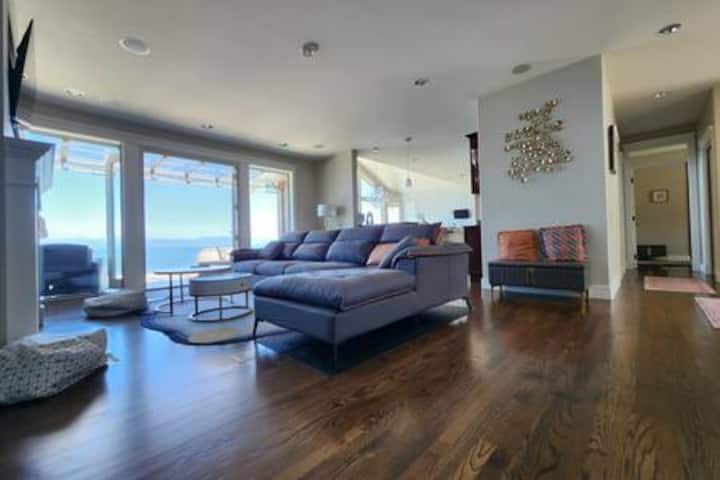 Stunning Oceanfront Gated Property In Nanaimo - Nanaimo