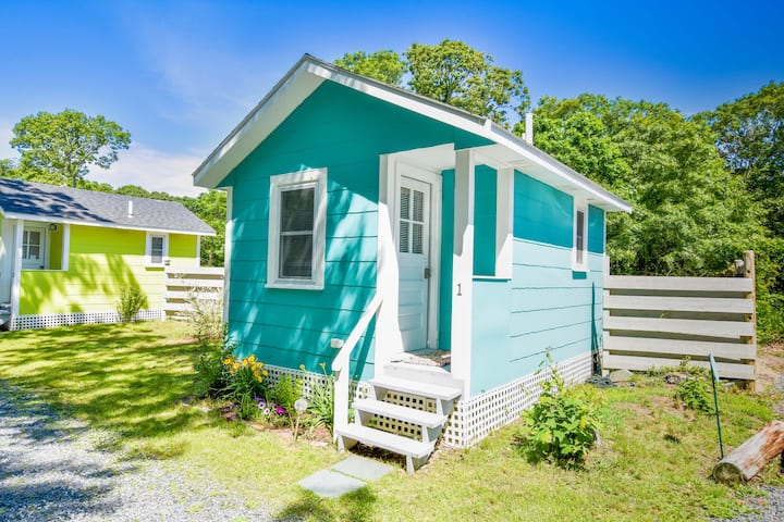 Cozy Colorful Cottage Perfect For 2! - Wellfleet, MA