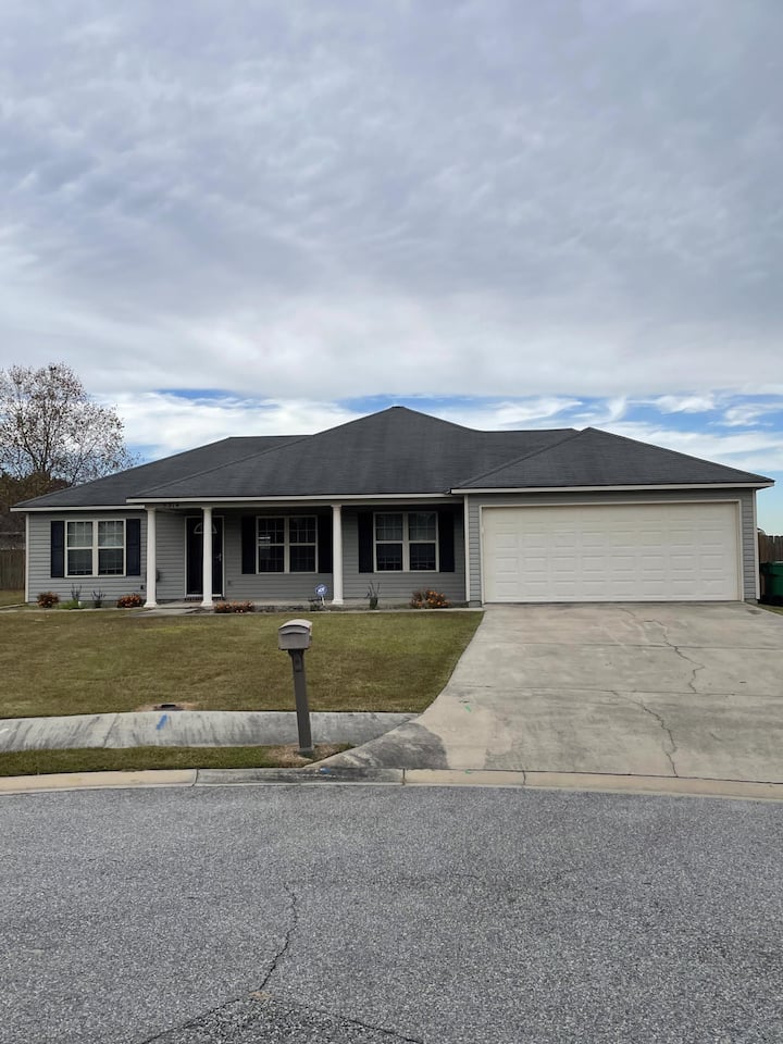 Spacious Valdosta Getaway - Valdosta, GA