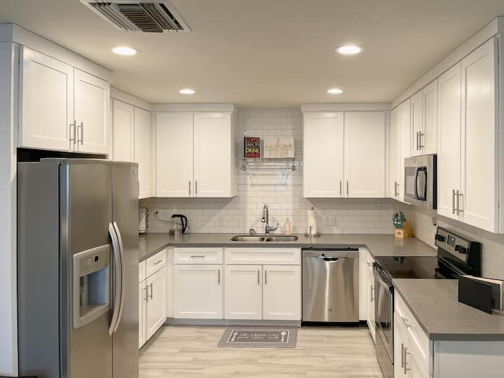 Modern 3br/2ba W/ Game Hallway - Pets Welcome! - Phoenix