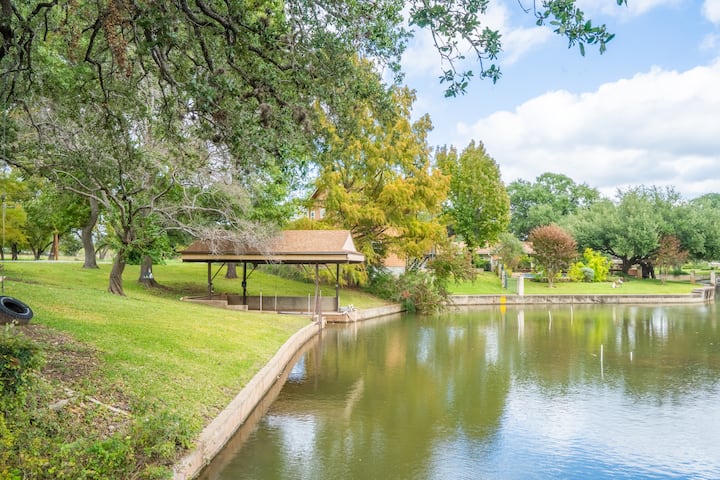 Pecan Pie - Boat Lift, Hot Tub, & Game Room - Kingsland, TX