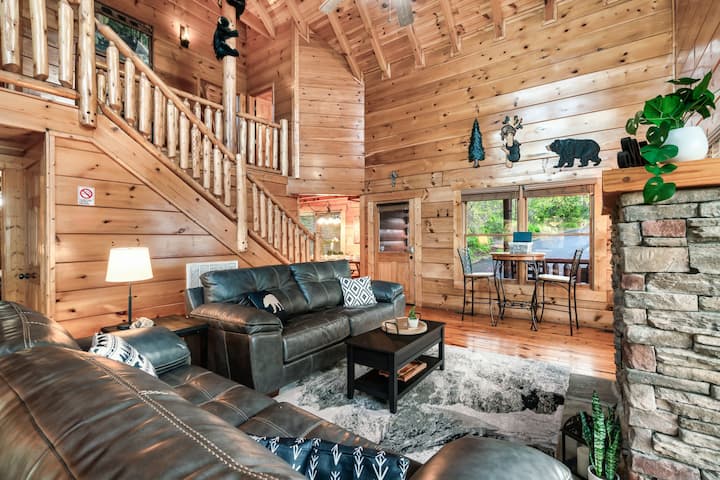 Restful Secluded Family Cabin W/ Hot Tub + Games - Sevierville, TN