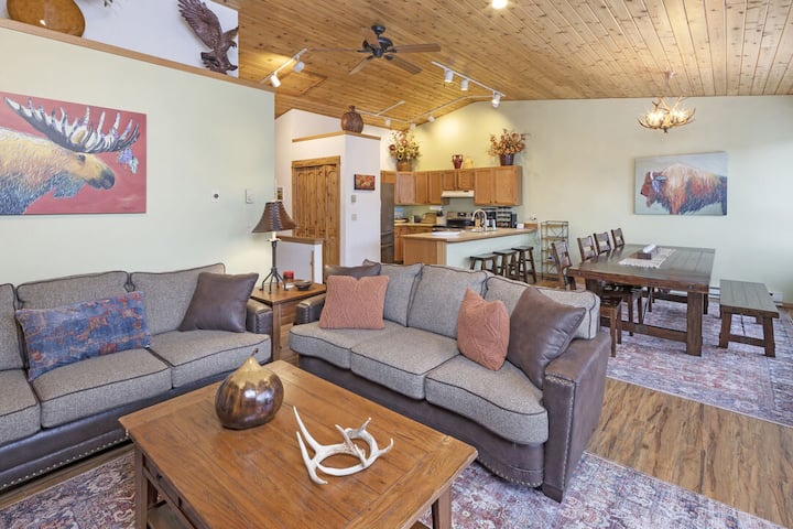Home W/private Hot Tub & Fireplace, & Shared Sauna - Big Sky, MT