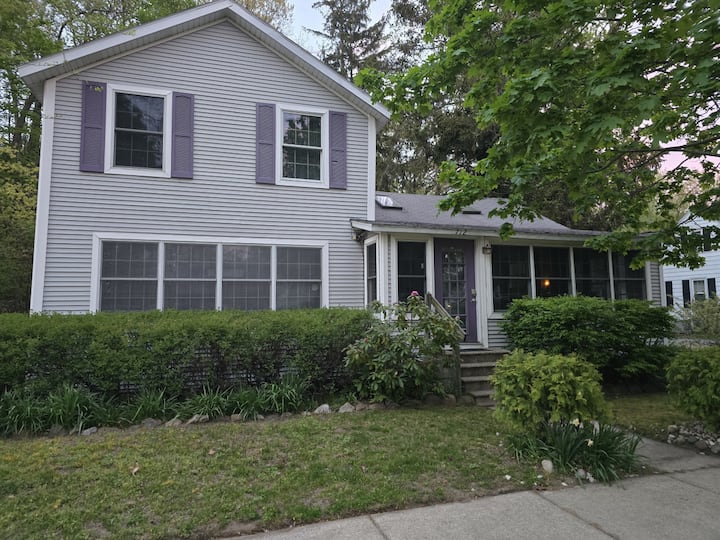 Walk Downtown Or Enjoy Deck, Hot Tub And Wet Bar - Saugatuck, MI