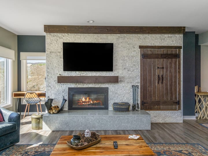 Mountaintop Overlook: Warm Fires • Golden Views - Wintergreen Resort, VA