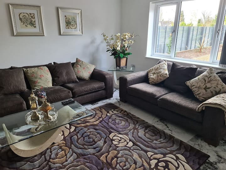Sav 5-bed Executive Detached House, Leicester - Melton Mowbray