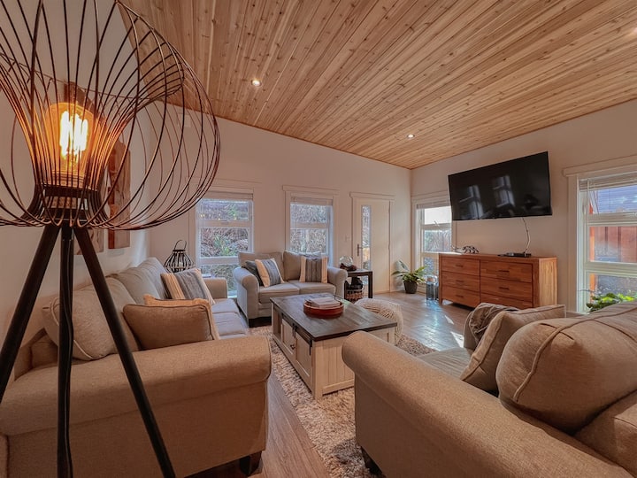Tofino Escape-hot Tub, In Town , Marina, Pet, Bbq - Tofino