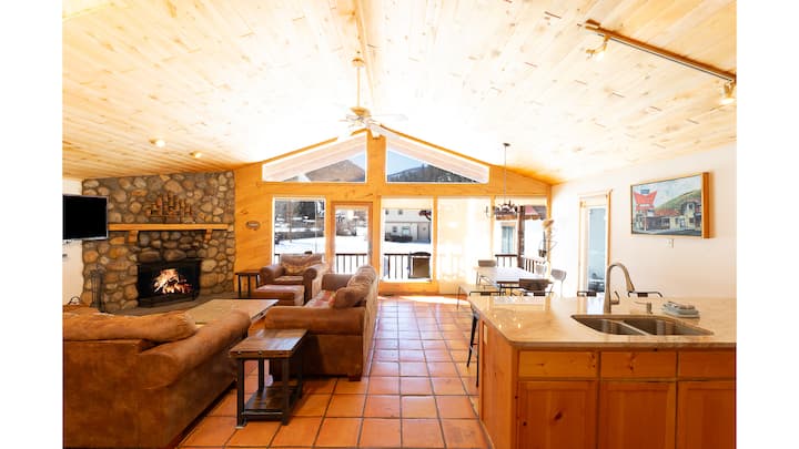 Ski View Chalet - In Town - New Property - Pet - Red River, NM