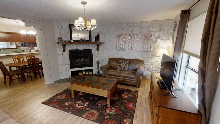 Valley Condo 121 - Wifi - Wood-burning Fireplace - Washer/dryer - Hot Tub - Play - Red River, NM