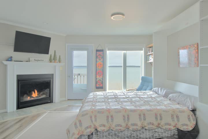 Beachfront Condo -Stunning Views & Convenience All - Bayfield, WI