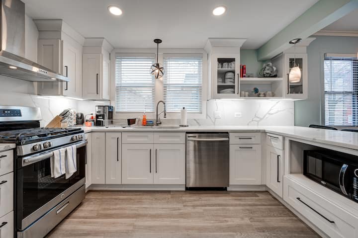 Chic & Spacious Bi-level Bucktown Condo - Sleeps 8 - Cicero, IL