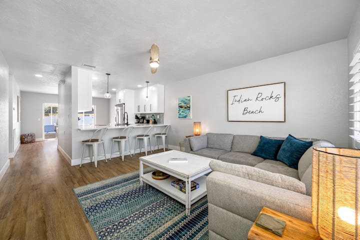 Salty Air Retreat -Remodeled-walk To The Beach! - Indian Rocks Beach