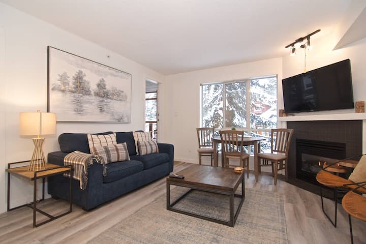 Amazing Family Townhome With Private Hot Tub! - 휘슬러